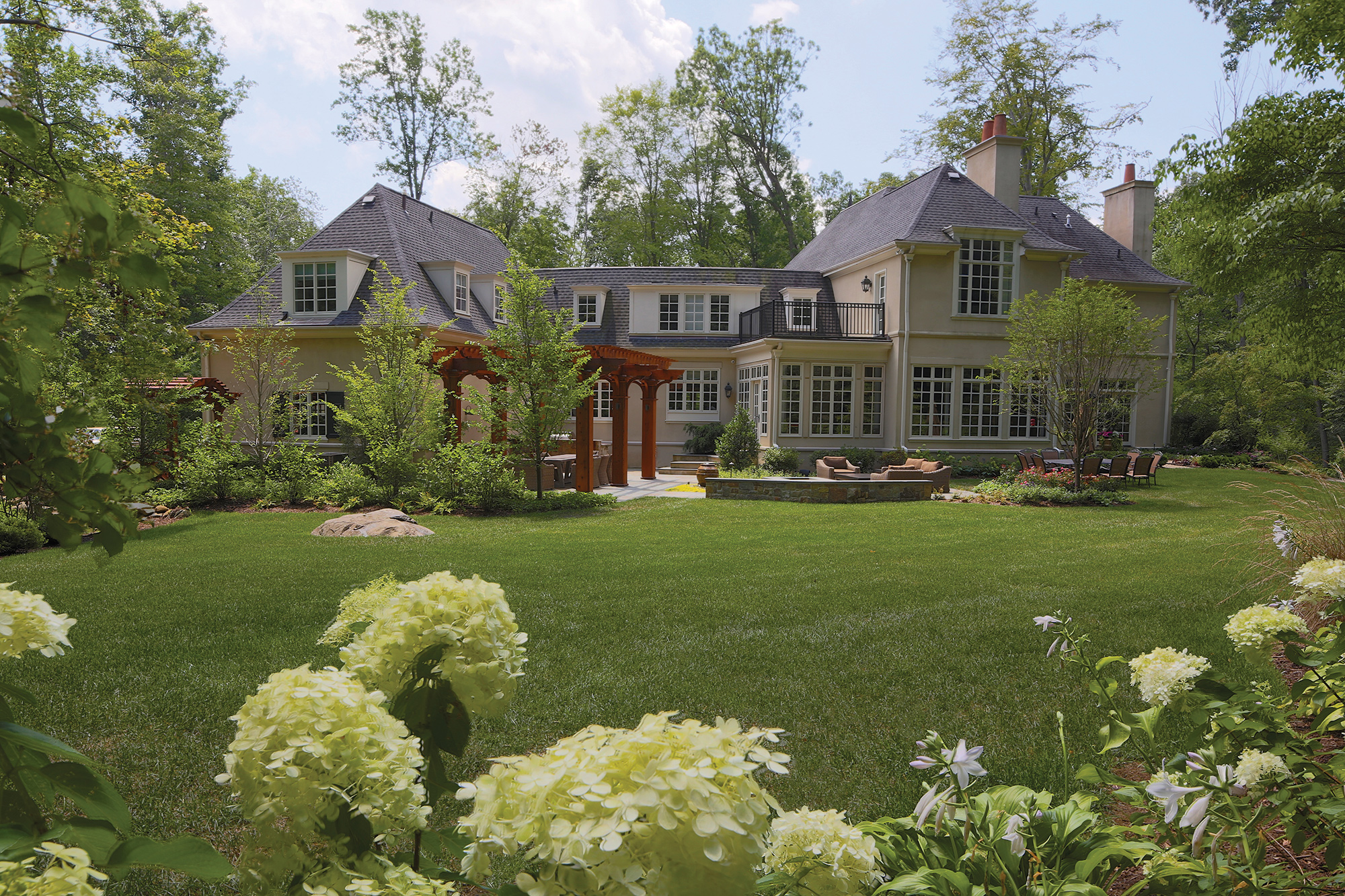 European Manor - An elegant landscaping design for a NJ home